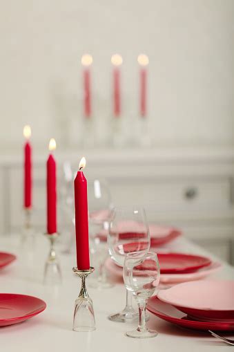 메리 크리스마스와 새 해 복 많이 받으세요 테이블 설정빨간색과 분홍색 요리 휴일 니트 장식산타 클로스 와인 빨간 촛불 병에 니트 모자 개체 그룹에 대한 스톡 사진 및 기타