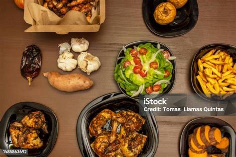 일요일 요리 소스를 곁들인 로스트 치킨 양상추와 토마토 샐러드 홈메이드 칩 구운 사과의 평면도 이미지 0명에 대한 스톡 사진 및 기타 이미지 Istock