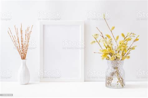 부활절 장식이있는 홈 인테리어 밝은 배경에 꽃병에 흰색 프레임과 버드 나무 가지와 모형 0명에 대한 스톡 사진 및 기타 이미지 0명 가정의 방 갯버들 Istock