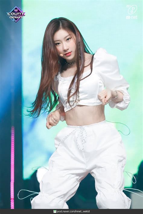 10 Times Itzys Chaeryeong Made Jaws Drop With Her Tiny Waist And Sexy