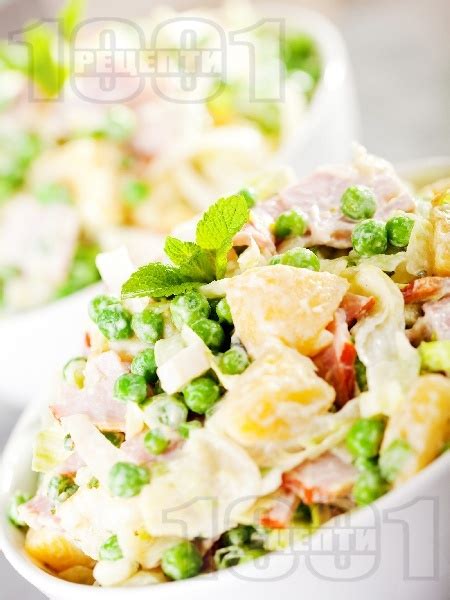 Салата от варени картофи айсберг грах и пилешко филе и дресинг от кисело мляко и горчица