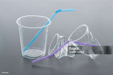 짚으로 빈 플라스틱 컵 사용 된 플라스틱 컵과 짚 회색 배경 0명에 대한 스톡 사진 및 기타 이미지 0명 개념 개념과 주제 Istock
