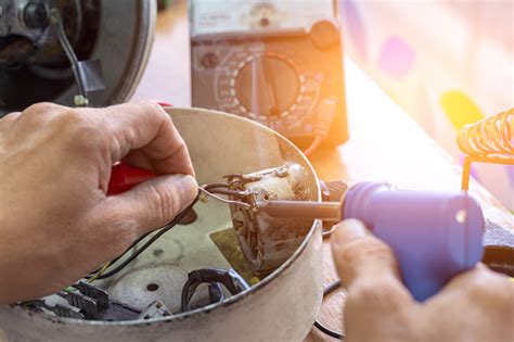 기술자 는 철을 납땜하여 전자 실험실 장비를 수리합니다 블렌더에 대한 스톡 사진 및 기타 이미지 블렌더 수리 서비스