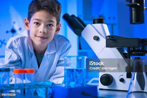เด็กชายน่ารักในห้องปฏิบัติการ ภาพสต็อก ดาวน์โหลดรูปภาพตอนนี้ School Science Project กล้อง