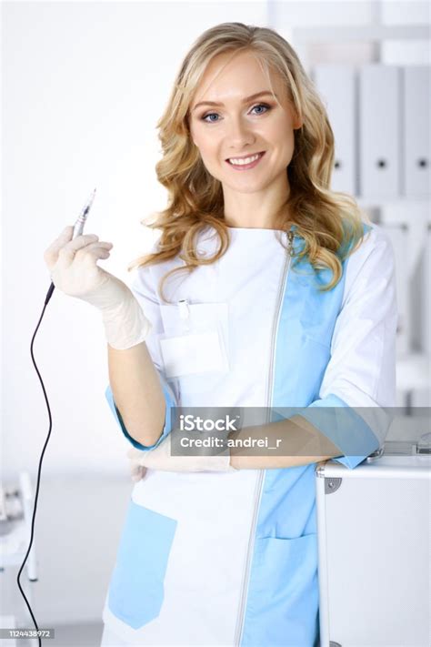 전문 여성 미용사 서 바로 시내 미용실의 초상화 메이크업 아티스트 어떤 여자 얼굴에서 눈 썹 영구 문신을 준비 미용 치료 건강관리와 의술에 대한 스톡 사진 및 기타 이미지