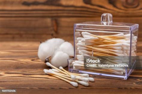 갈색 바탕에 면봉 친환경 소재 흰색 바탕에 나무 면봉 대나무 면봉과 면화 꽃 폐기물 제로 플라스틱 없는 라이프스타일 개념 텍스트를 위한 위치입니다 0에 대한 스톡 사진 및