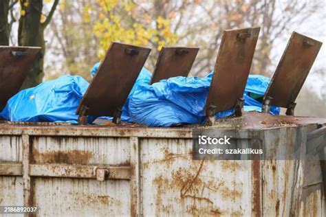 파란 봉투가 있는 녹슨 쓰레기통 폐기물 처리 및 산업 쓰레기 관리 0명에 대한 스톡 사진 및 기타 이미지 0명 가득 찬 가방 Istock