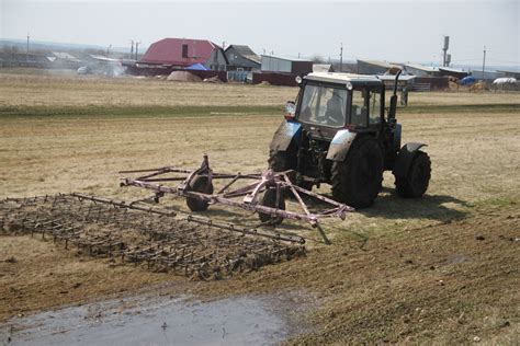 Трактор пашет землю фото и картинки 50 штук