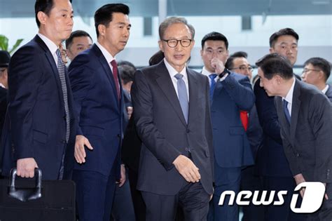 이명박 전 대통령 생애 첫 서예전 스며들다 개막식 참석 뉴스1