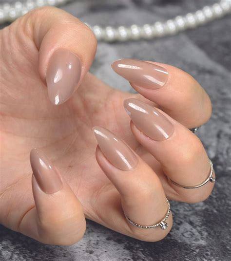 تألقي بأجمل مناكير بني محروق وغيره من درجات البني Yasmina