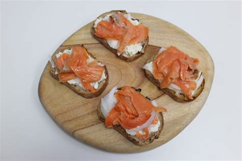 와인안주로 최고 훈제연어 브루스케타