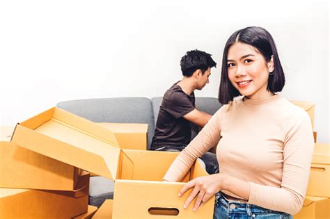 행복 한 젊은 커플 상자를 풀고 그들의 새로운 가정으로 이동 하우스 이동 및 부동산 개념 갈색 머리에 대한 스톡 사진 및 기타