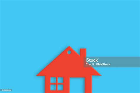 파란색 테이블에 창과 문이 있는 빨간색 플라스틱 집 1 개 평면도 가구 개념입니다 텍스트의 공간 복사 세일에 대한 스톡 사진 및 기타 이미지 Istock