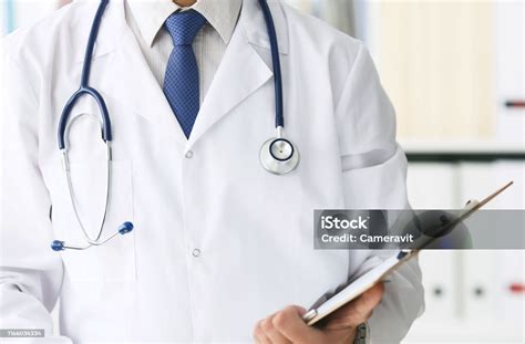 의사의 손에 빈 종이 클립 보드의 클로즈업 남성 의사는 입원 을위한 문서와 클립 보드를 들고 환자를 듣고 건강관리와 의술에 대한 스톡 사진 및 기타 이미지 Istock