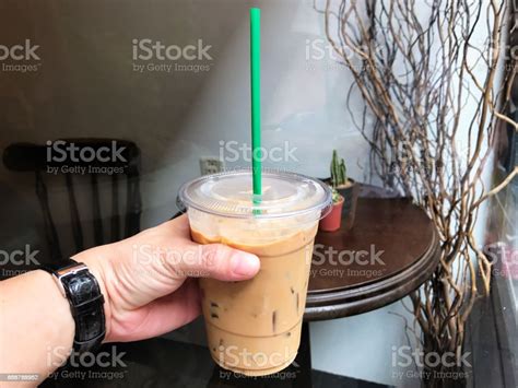 나무 테이블에 아이스 커피 라 떼의 플라스틱 유리를 잡고 여자의 손 갈색에 대한 스톡 사진 및 기타 이미지 갈색 달콤한 음식 라떼 Istock