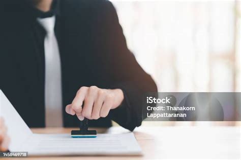 사업가는 비즈니스 문서 및 계약을 확인하고 관리하며 계약 문서 확인 또는 보증 인증서 승인 스탬프의 비즈니스 계약 승인에 서명합니다 권위에 대한 스톡 사진 및 기타 이미지