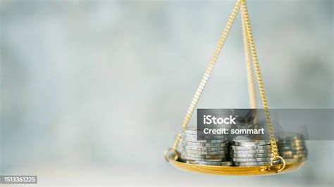 동전 스택 밸런스 규모 돈 관리 재무 계획 돈의 시간 가치 비즈니스 아이디어 및 비용 개념을 절약하기위한 창조적 인 아이디어