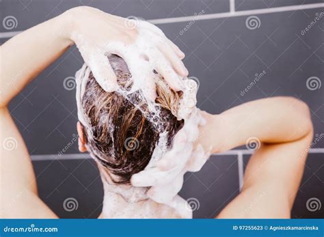 Belle Jeune Femme Nue Prenant La Douche Dans La Salle De Bains Image