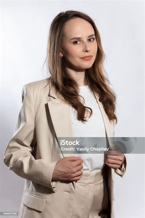 흰색 티셔츠와 베이지 색 바지 정장에 갈색 머리카락을 가진 소녀 수트에 대한 스톡 사진 및 기타 이미지 수트 여자 청년 성인 Istock