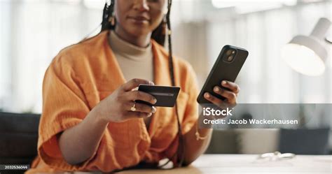 여성 신용 카드 및 집에서 온라인 쇼핑 결제 또는 핀테크 저축을 위한 전화기를 가진 손 클로즈업 판매를 위한 모바일 뱅킹 및 금융 구독을 업그레이드하기 위한 전자 상거래용