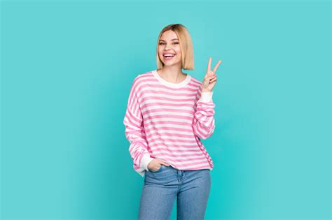 흥분 펑키 소녀 옷을 입은 줄무늬 스웨터 웃는 V 기호 고립 청록색 배경을 보여주는 사진 감정에 대한 스톡 사진 및 기타 이미지 감정 금발 머리 긍정적인 감정 표현