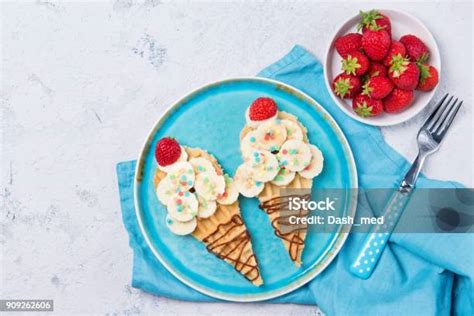 달콤한은 바나나와 아이스크림 콘 아이디어를 위해 아이 들 상위 뷰 식사의 모양에 딸기 와플 과일에 대한 스톡 사진 및 기타 이미지 Istock