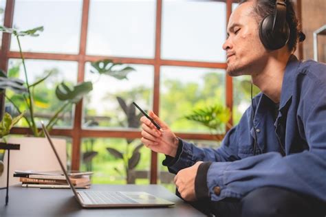 Premium Photo Singer Artist Working To Record A Sound And Live