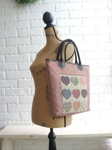 퀴니퀼트 하트 퀼트 가방 직접 만드시는 Diy 제품입니다 퀼트 초급 과정에서 필수로 배우시는 하트 아플리케 퀼트가방입니다 퀴니퀼트의 동영상 강의로 충분히 만드실수