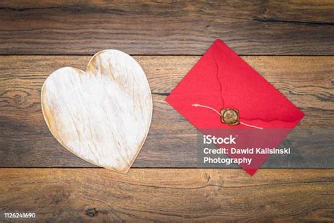 레트로 클래식 발렌타인 Cad 큰 백색 그려진된 나무 하트 빈티지 오크 패널평면도에 왁 스 물개와 격리 된 빨간 봉투 0명에 대한 스톡 사진 및 기타 이미지 Istock