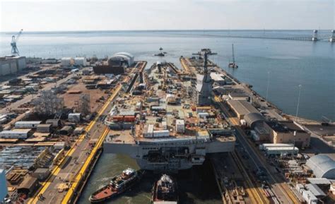 美海军福特级航空母舰肯尼迪号 ，今日举行下水转厂 新浪新闻