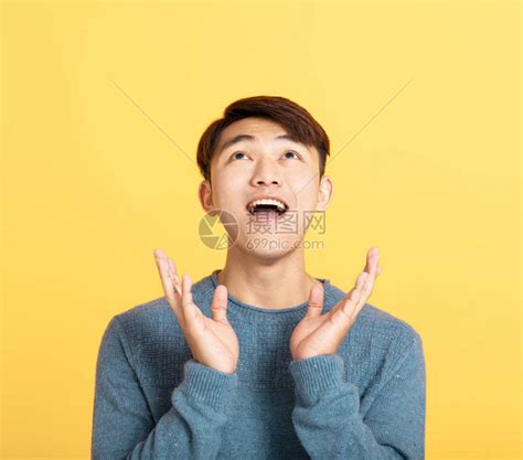 兴奋的年轻人抬头高清图片下载 正版图片504618353 摄图网