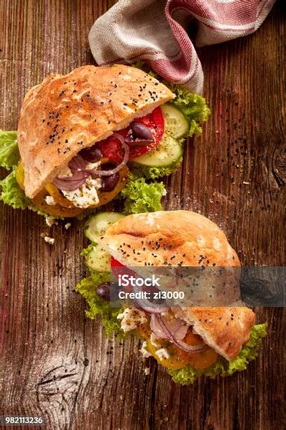 샌드위치 피타 빵과 야채 토마토 양상추 양파 피망 블랙 올리브 나무 테이블 최고 보기에는 죽은 태아의 치즈 0명에 대한 스톡 사진 및 기타 이미지 Istock