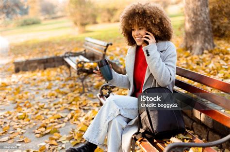 형형색색의 단풍이 펼쳐지는 그림 같은 가을 공원에서 커피를 마시며 활기찬 대화를 즐긴다 20 24세에 대한 스톡 사진 및 기타 이미지 20 24세 가을 갈색 Istock