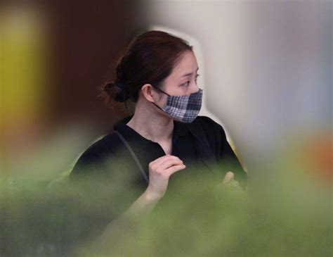 石原里美一家带娃出门散步 夫妇推婴儿车好温馨 搜狐大视野 搜狐新闻