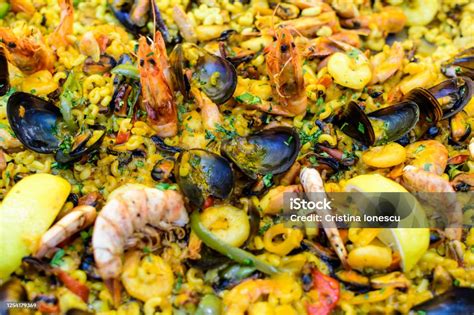 길거리 음식 축제에서 프라이팬에 해산물과 파스타로 갓 조리되는 전통 스페인 파에야 요리의 상당 부분을 가까이서 해산물 사이드 뷰 선택적 초점 건강한 식생활에 대한 스톡 사진