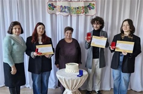 ვაზიანის საჯარო სკოლის წარჩინებულ კურსდამთავრებულებს კუთვნილ მედლები გადაეცათ ეტალონი