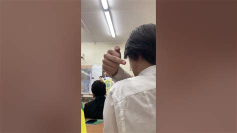 Агрессивный школьник показывает неодобрительные жесты на уроке Youtube