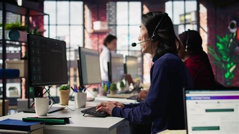 Llamada Centrar Agente Utilizando Ai Chatbot A Proporcionar Rápido Y Preciso Respuestas A Común