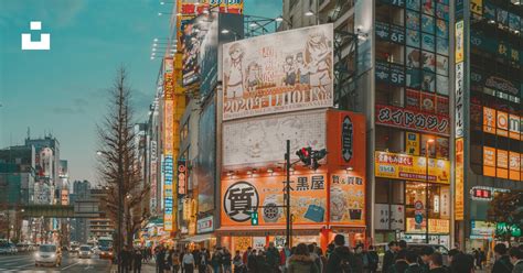 낮에 거리를 걷는 사람들 사진 Unsplash의 무료 아키하바라 이미지