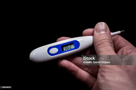 손 병 고열 발열 바이러스 감염 및 독감의 경우 체온을 측정하기위한 온도계 감기와 독감에 대한 스톡 사진 및 기타 이미지