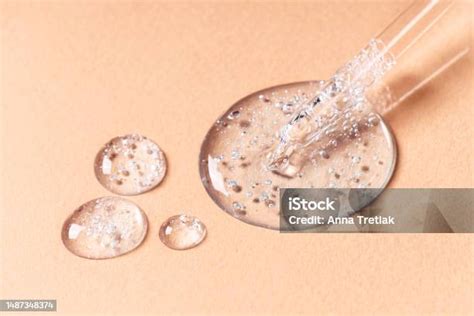 화장품의 방울과 얼룩 베이지색 배경에 거품이 있는 액체 투명 젤 방울 0명에 대한 스톡 사진 및 기타 이미지 0명 각질제거 건강관리와 의술 Istock