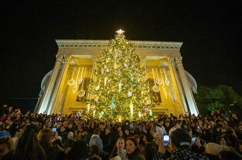 ქუთაისში ქალაქის მთავარი ნაძვის ხე საზეიმოდ აინთო Kvira Ge