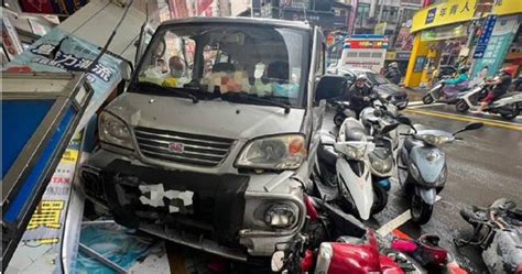 三峽驚傳車禍！2車對撞廂型車失控爆衝騎樓 路邊8輛機車慘遭波及