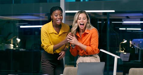 비즈니스 여성 및 성취 기업 승리 및 목표 달성을 위해 밤에 노트북으로 축하합니다 사람 성공 및 초과 근무 프로젝트 완료 및 인정을 위한 온라인 20 24세에 대한 스톡