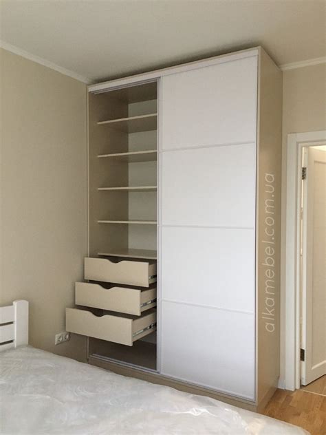 Шкаф купе с белым фасадом и ящиками Armadio