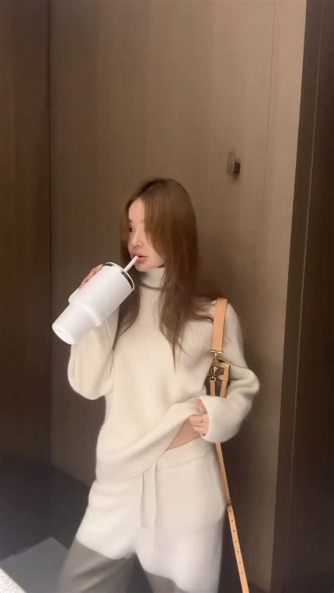 파티수 터틀넥 디자인의 니트로 넉넉한 품과 기장으로 여유있게 입기 좋은 니트와 니트 조거팬츠와 함께 매치했어요 Langer Polar Knit Langer