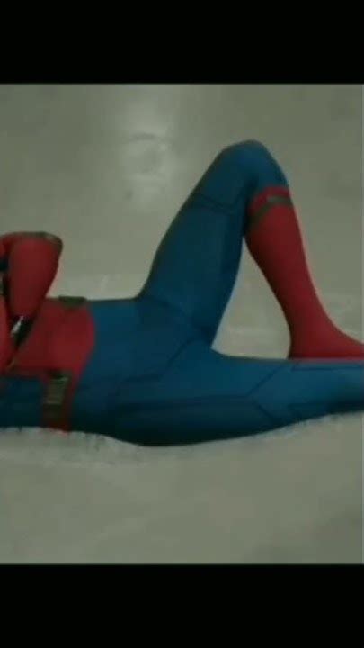 человек паук застрял в здание Youtube