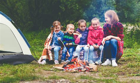 행복 한 관광 가족 여행 하이킹 어머니와 아이 들 텐트 근처 모닥불에 소시지 튀김 가을에 대한 스톡 사진 및 기타 이미지 가을 가족 관광 Istock