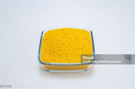 정사각형 투명 그릇에 담긴 노란색 플라스틱 폴리머 클로즈업 0명에 대한 스톡 사진 및 기타 이미지 0명 Polyethylene Terephthalate 곤색 Istock