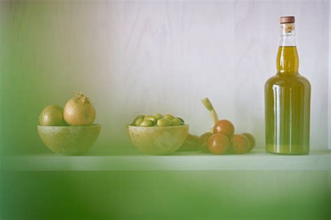 대기 클로즈업 선반 병 올리브 오일 그릇 녹색 올리브와 부엌 Hous 가정에서 오니아 토마토 전경에 흐릿한 녹색 잎 현대 생활 식품 요리 자연 유기농 그린 올리브에 대한